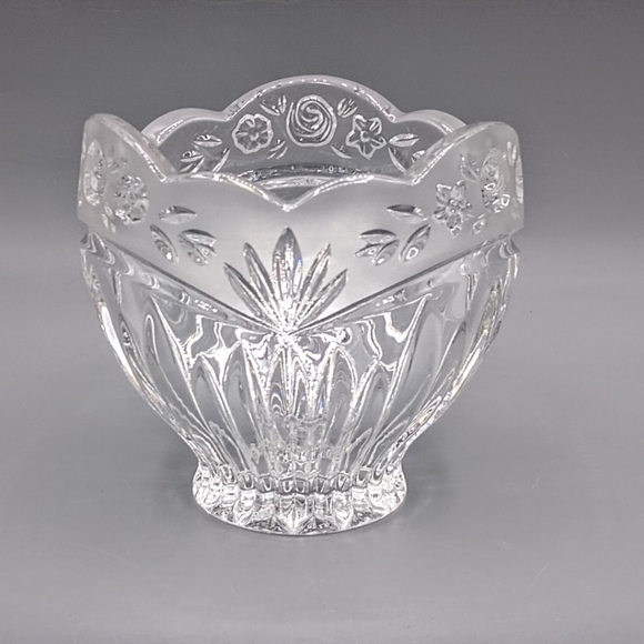 Oneida | Accents | Oneida Southern Garden Crystal Candy Dish Frosted ...